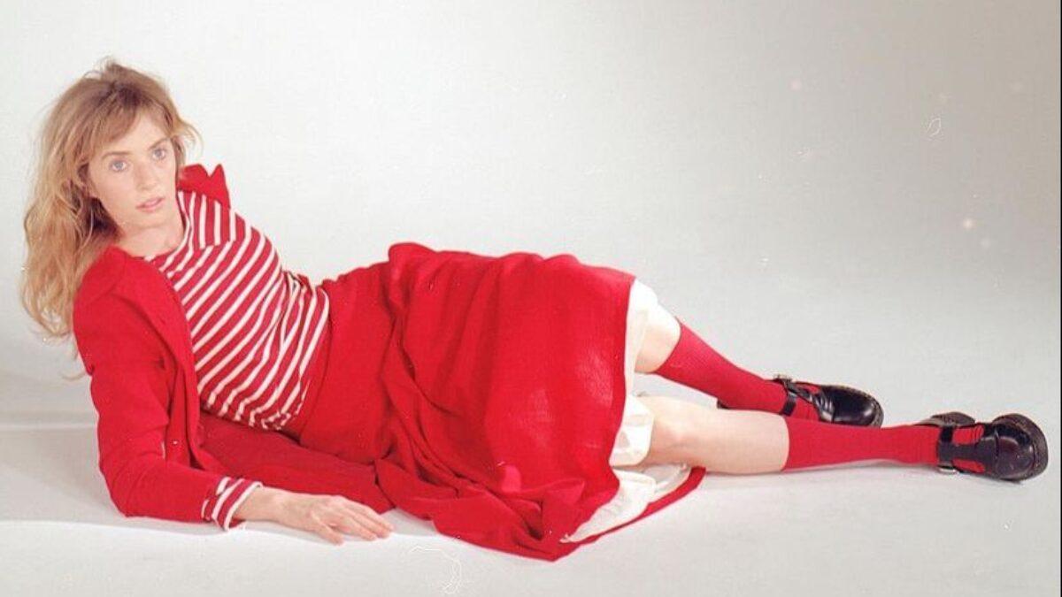 Maya Hawke lança novo single ‘Missing Out' e anuncia álbum 'Chaos Angel'