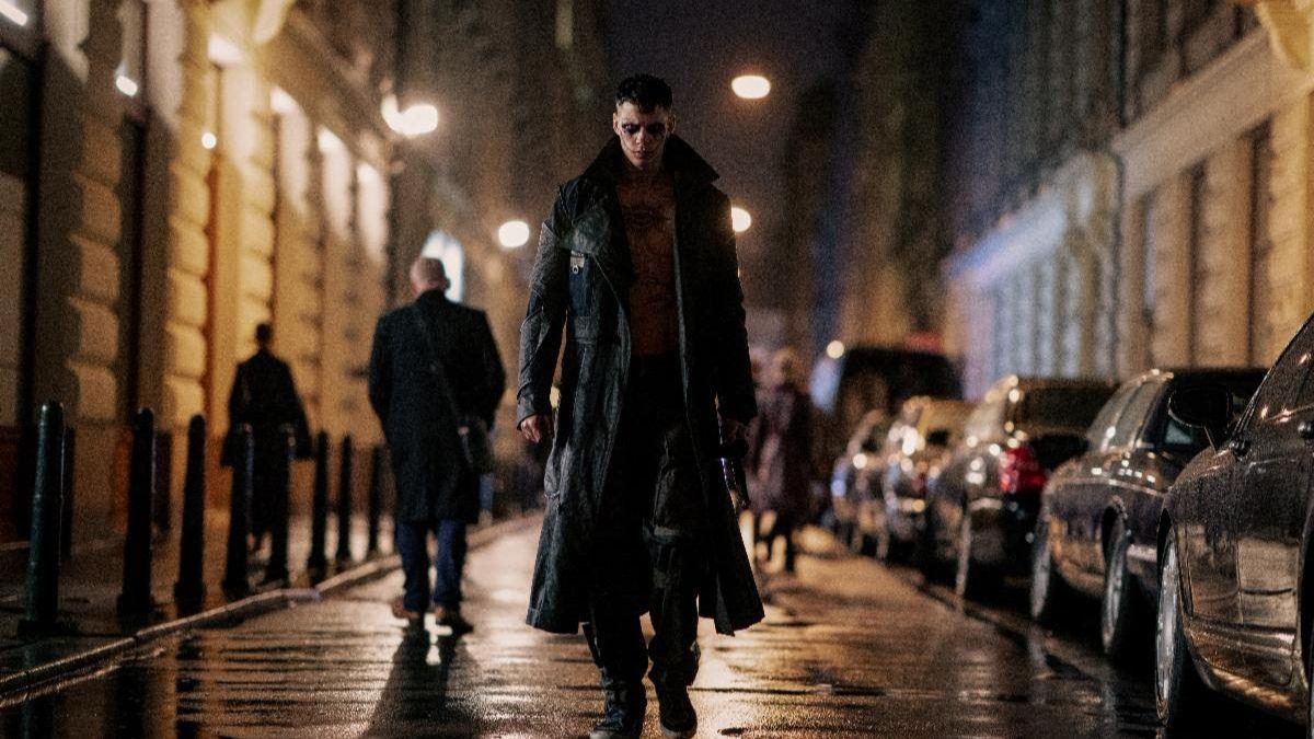 O Corvo | Filme com Bill Skarsgård ganha trailer eletrizante